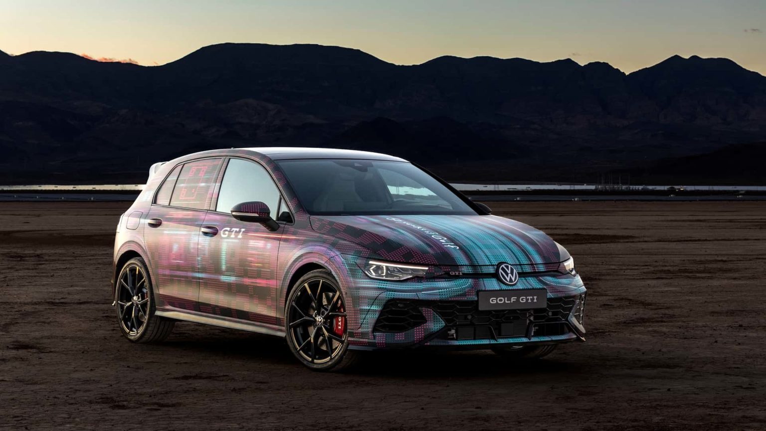 VW Golf 8 facelift apelează la inteligența artificială ChatGPT, dar ...